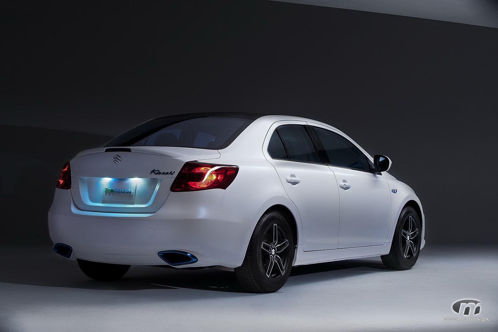Suzuki Kizashi 2015 Rear View | Motors.pk