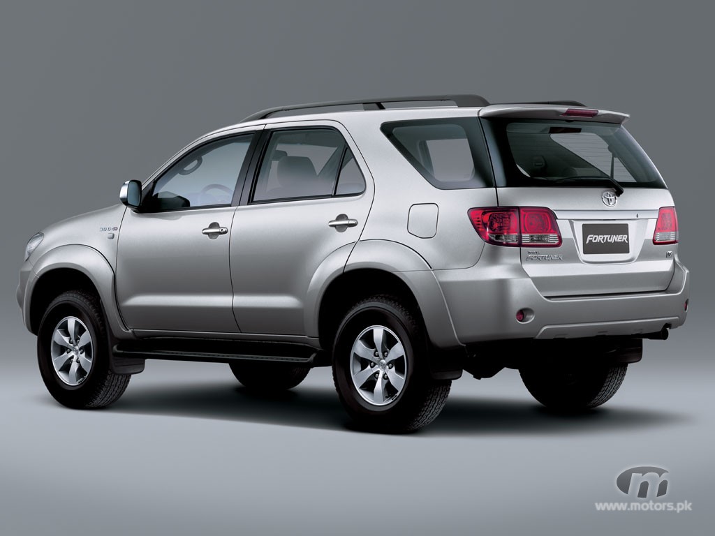 Toyota Fortuner 2012 Rear View | Motors.pk