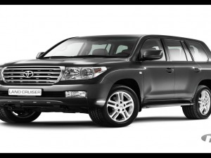 Toyota Land Cruiser V8 Front View | Motors.pk